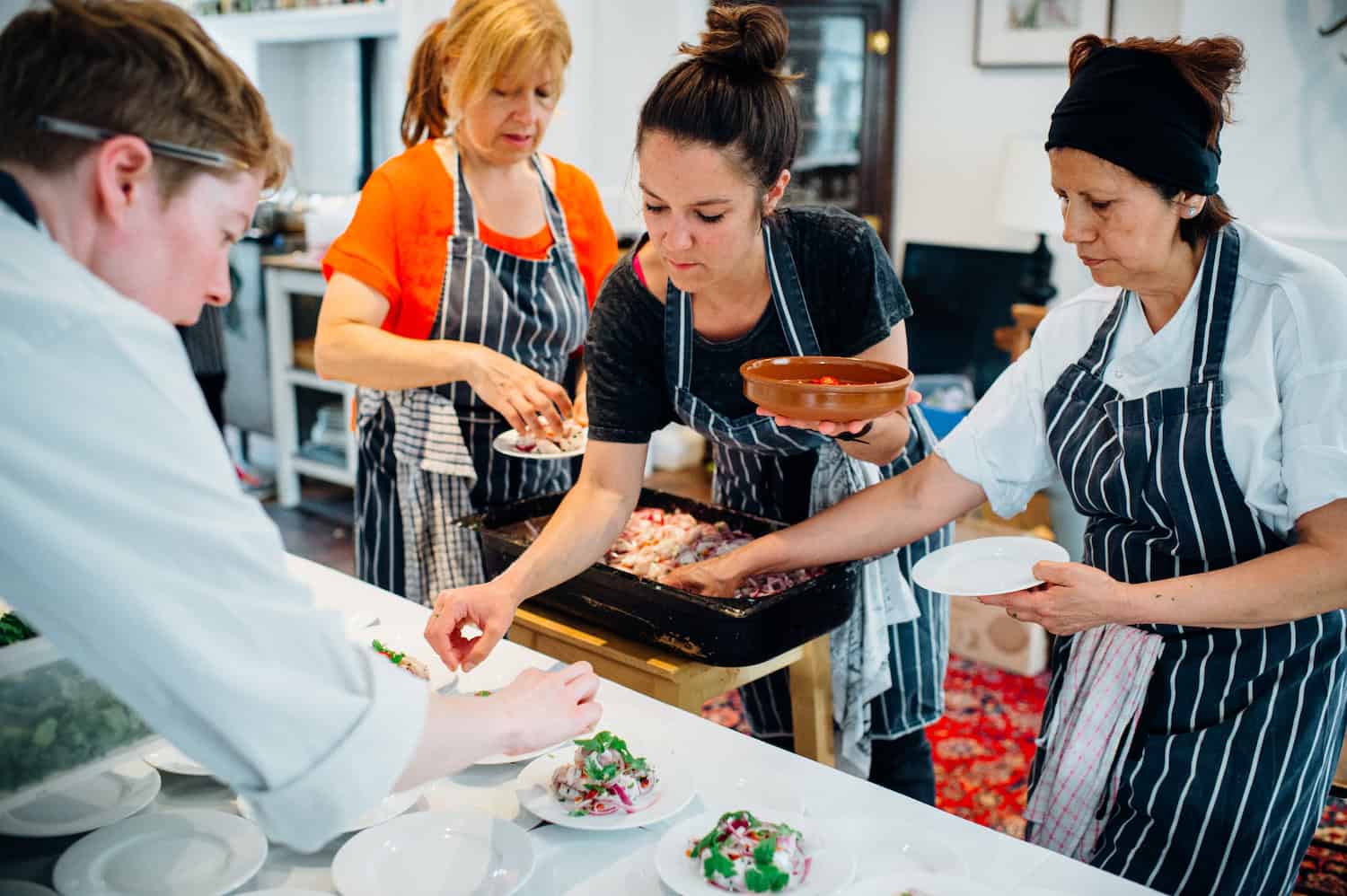 Eating with strangers: bringing people together through food - Positive ...