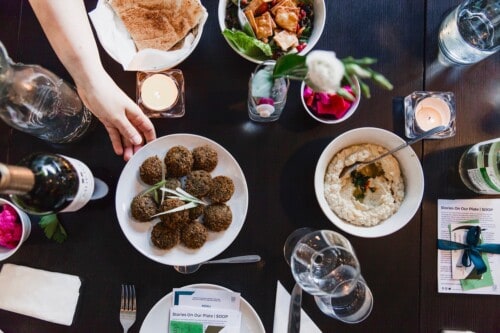 Eating with strangers: bringing people together through food - Positive ...